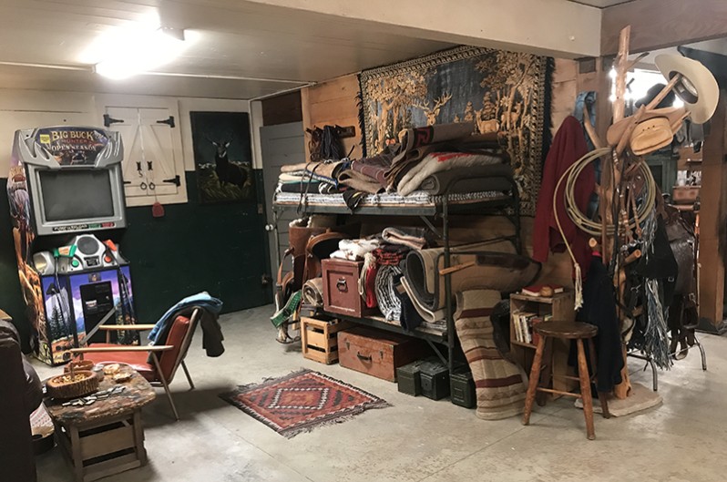 Set Decor / TV Decor Features: YELLOWSTONE